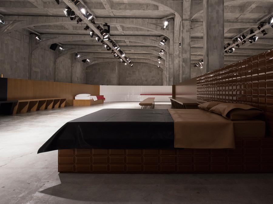 Frameweb | Prada's 2017 Fall/Winter show features a meandering runway ...