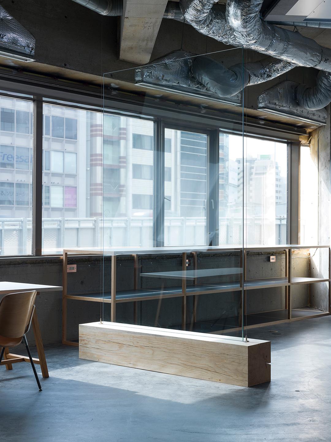 Frameweb | How a wooden cross makes this Japanese workspace more flexible