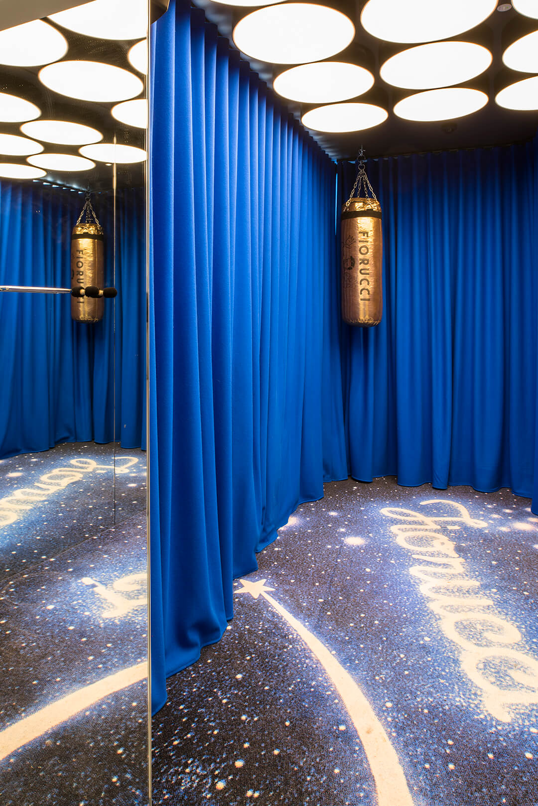 Frameweb | Glitter, neon and reflections: the new Fiorucci store nods ...