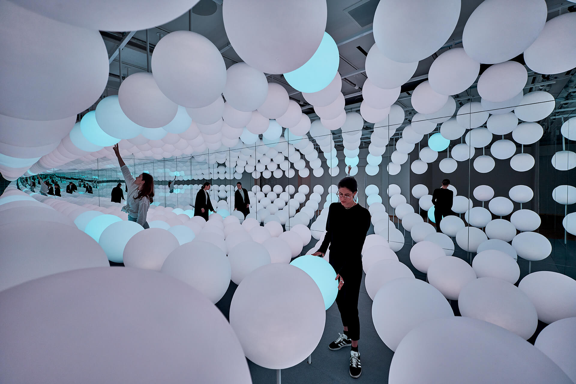 Frameweb | Visit an infinite flower field made of lights, courtesy of ...