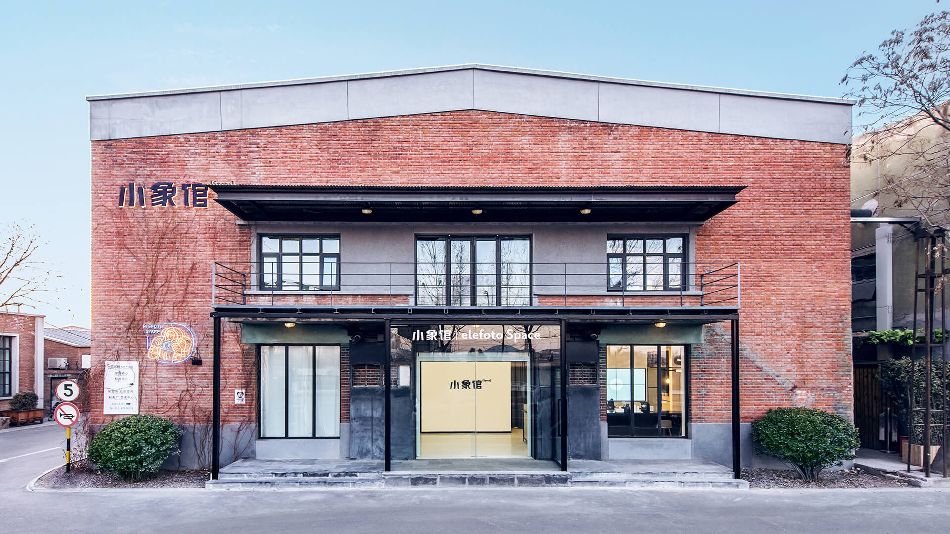 Frameweb | In China, portrait studios are big business (and this studio ...