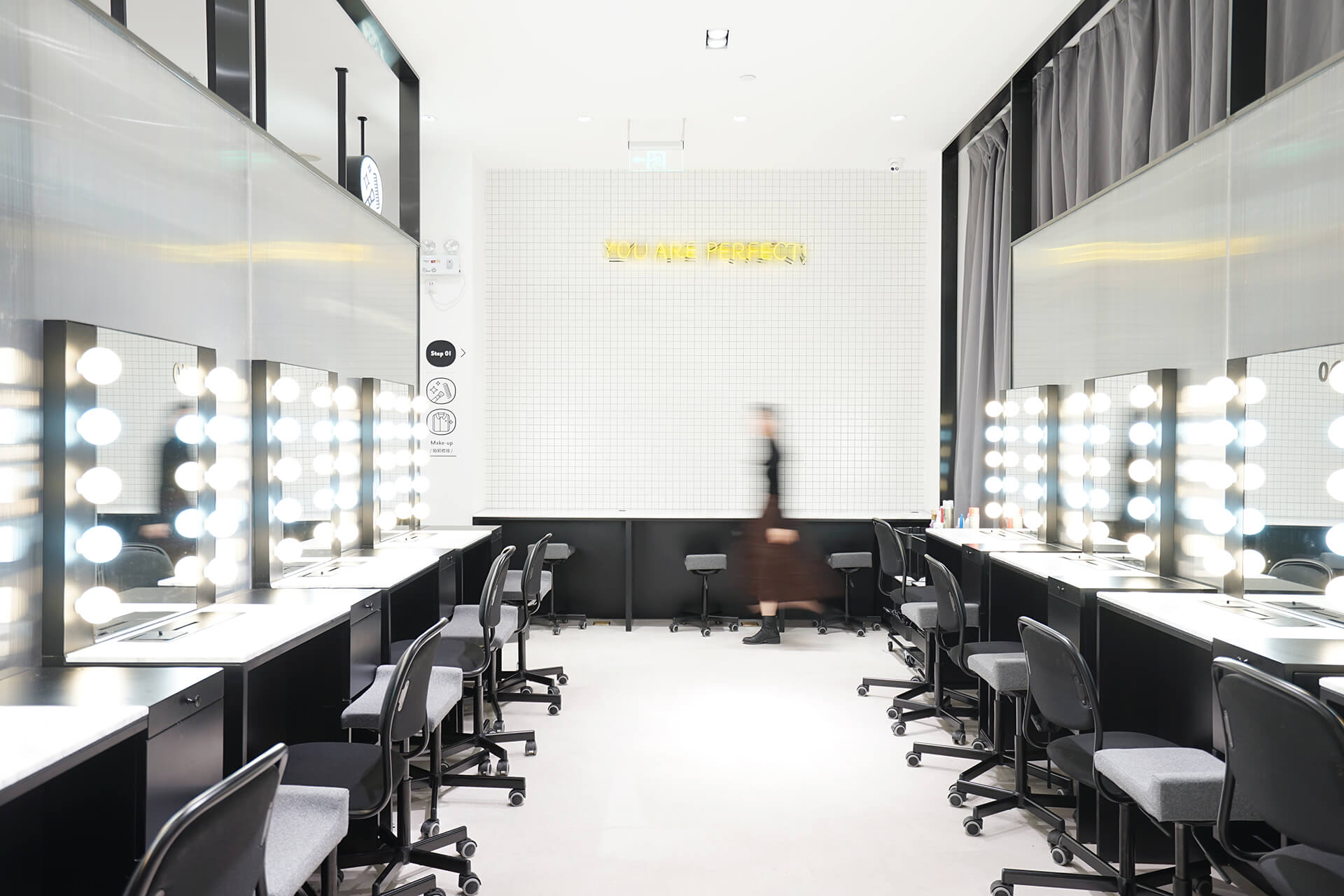 Frameweb | In China, portrait studios are big business (and this studio ...