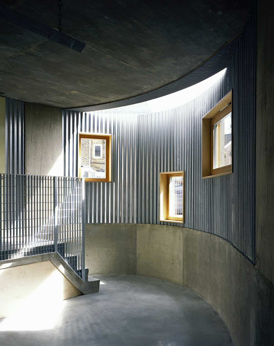 Frameweb | This curved building in London shows not every house should ...