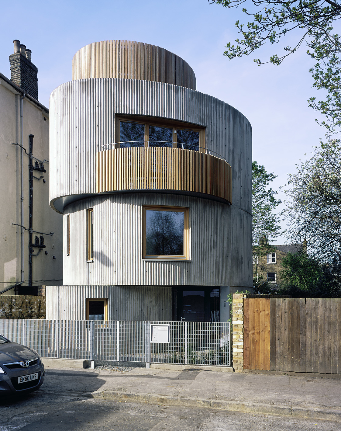 Frameweb | This curved building in London shows not every house should ...