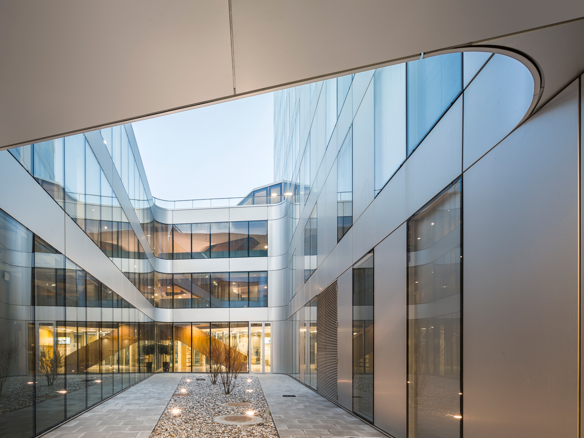 Frameweb | INET School by AZC and Michel Spitz shows off its smooth curves