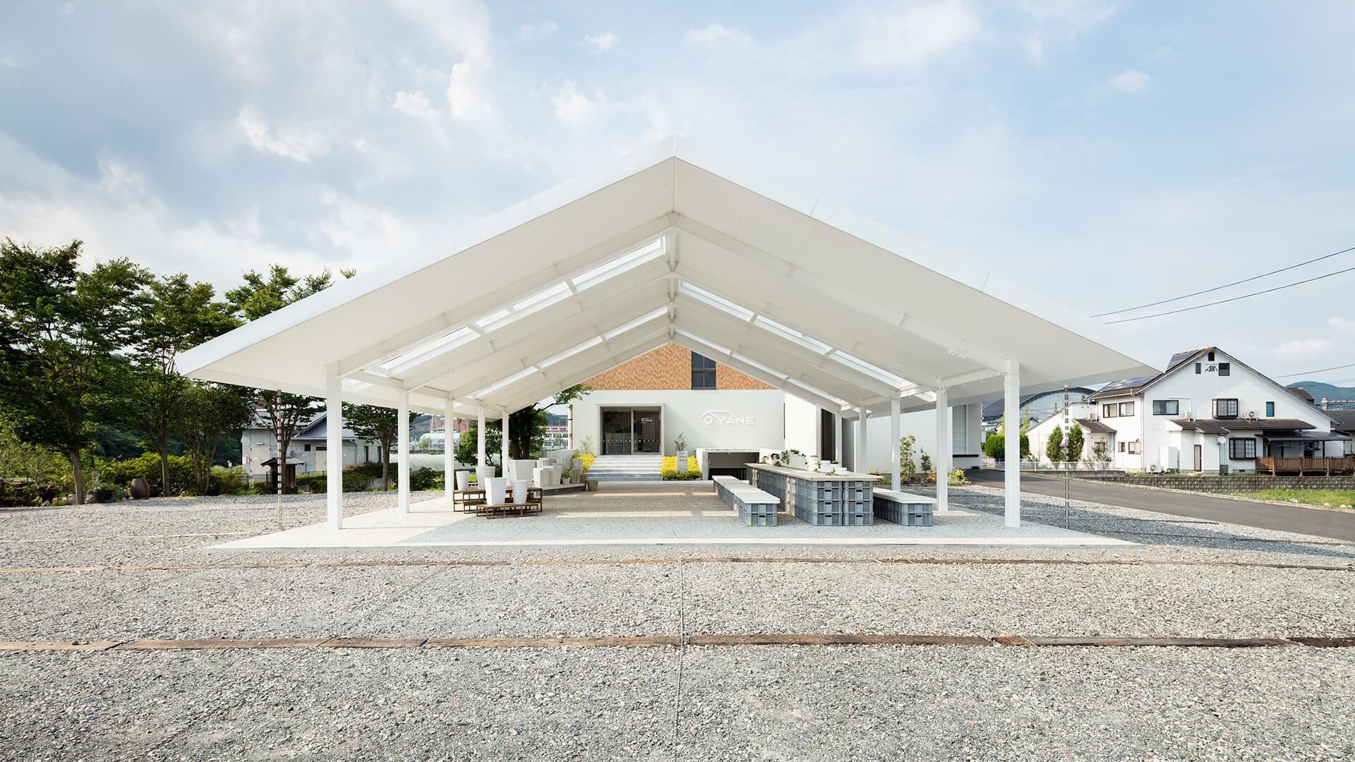 Frameweb | A Japanese ceramics shop pays tribute to its local pottery trade