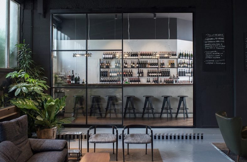 Frameweb | This motorcycle repair shop doubles as a trendy bar