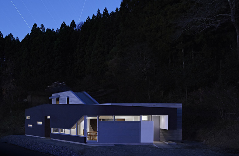 Frameweb | E House by Hannat Architects