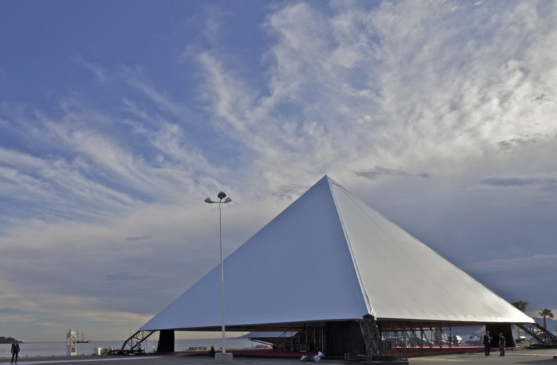 Frameweb | Temporary Cinema Pavilion by OMA
