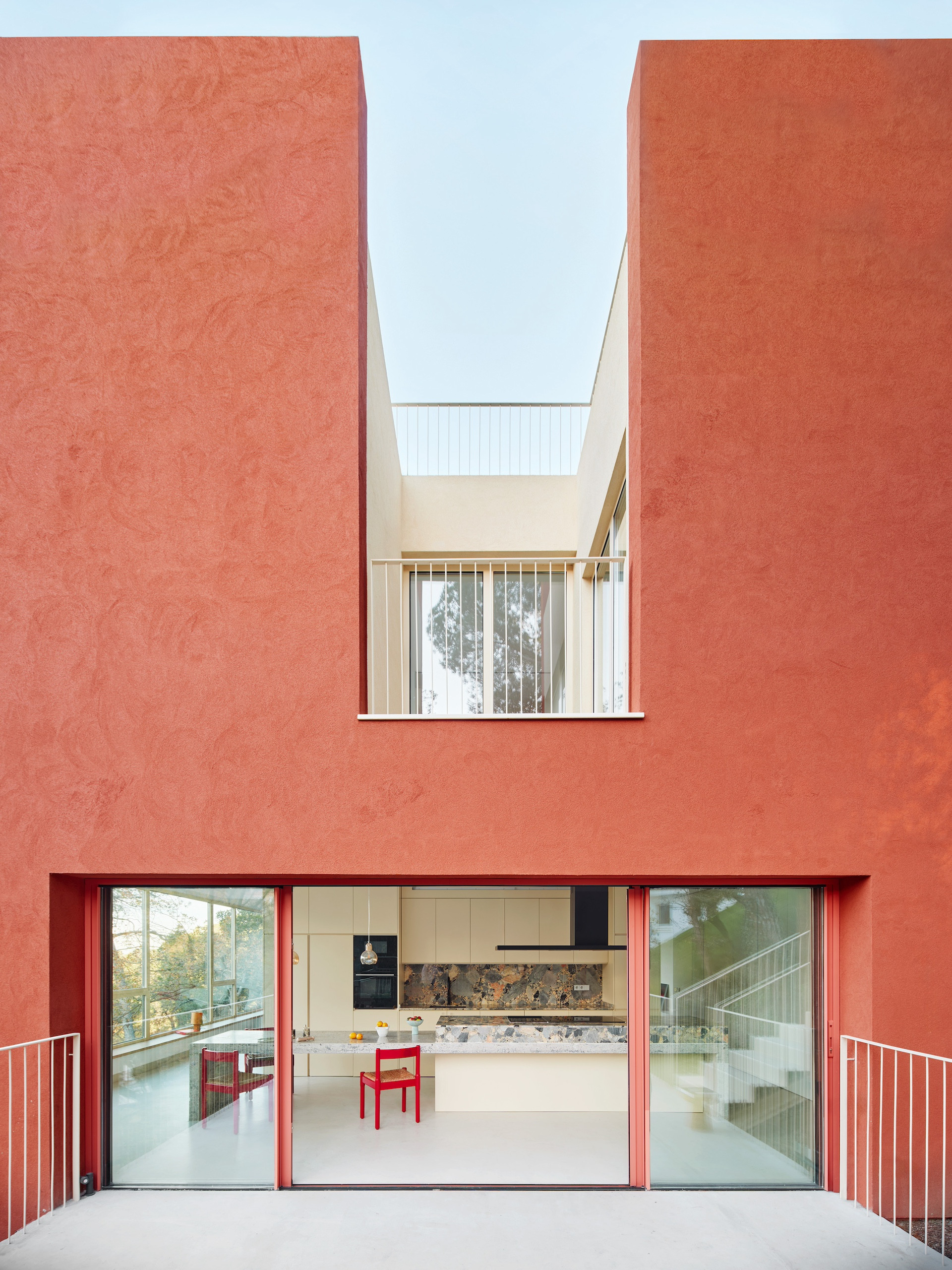 Frameweb | No compromises here! these 4 homes thrive in contradiction